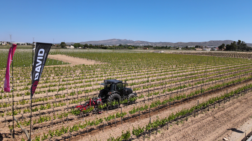 Multi-purpose agricultural machinery for simultaneous work on different ...
