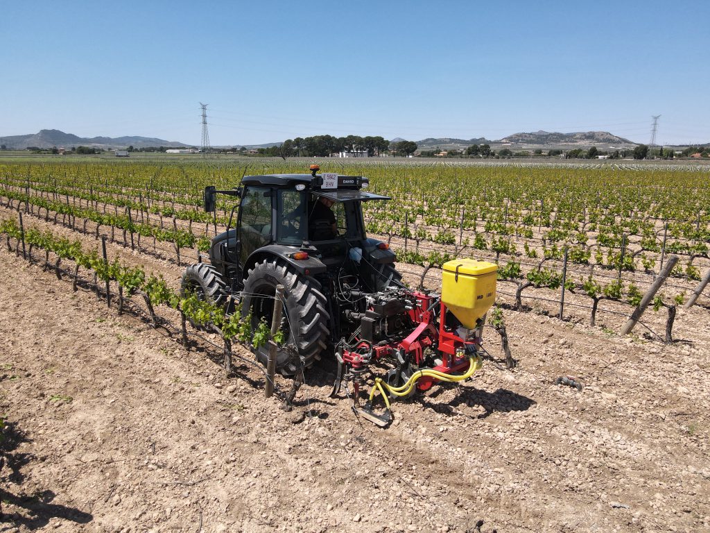 Multi-purpose agricultural machinery for simultaneous work on different ...